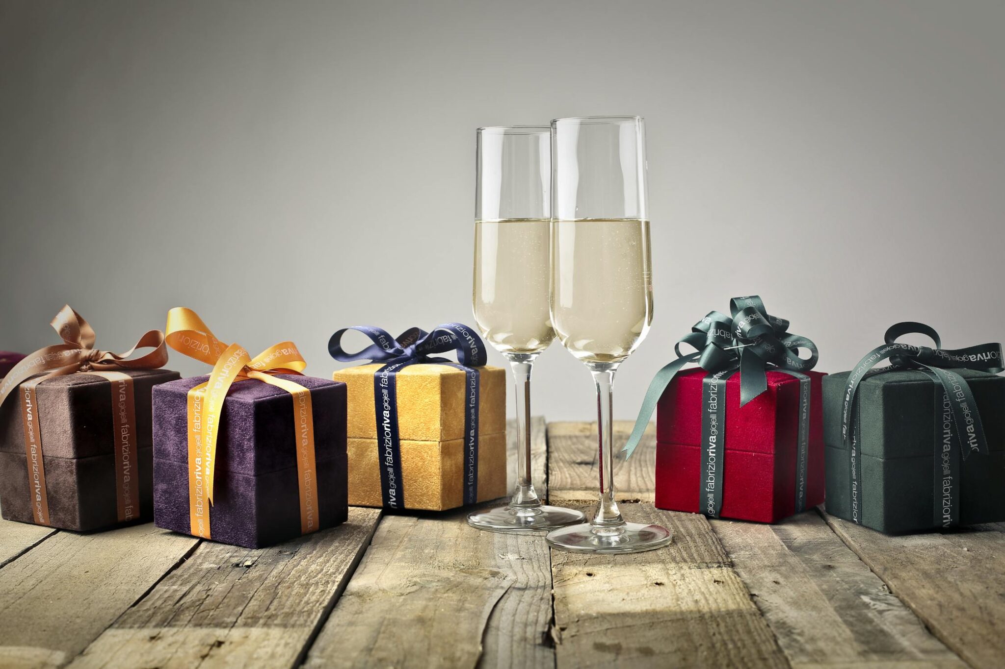 Ultimate Guide to Best Gifts for Anniversary Years - SavingK